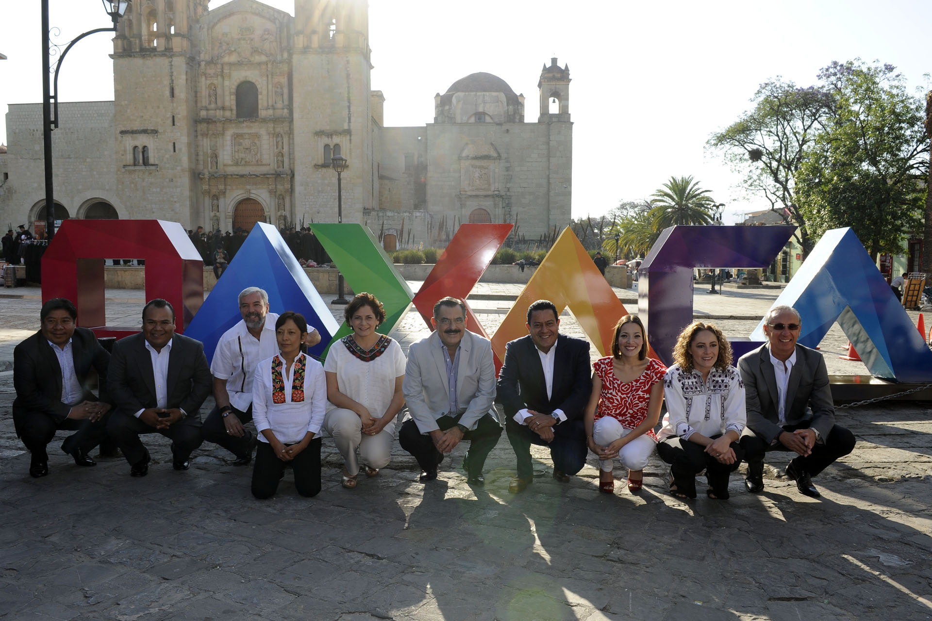 OAXACA: LETRAS DISTINTIVAS DE LA CIUDAD FRENTE AL TEMPLO DE SANTO ...